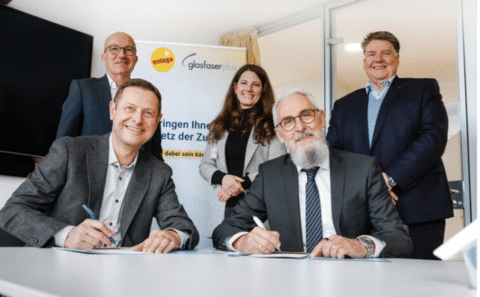 Von links (hinten): Frank Gey (Geschäftsführer ENTEGA Plus), Catherina ...